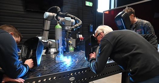 Robô universal Cobot UR10 que solda o braço do robô do alcance de Cobot ...